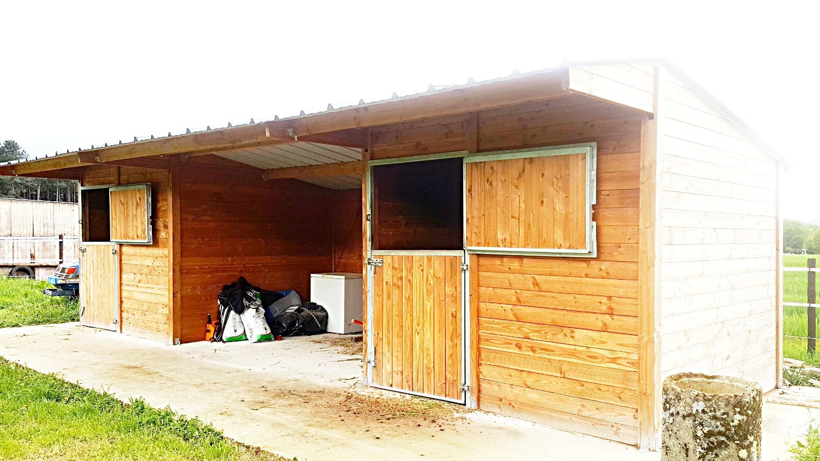 Pack box et abri chevaux - Aménagements équestres - LCI Cheval