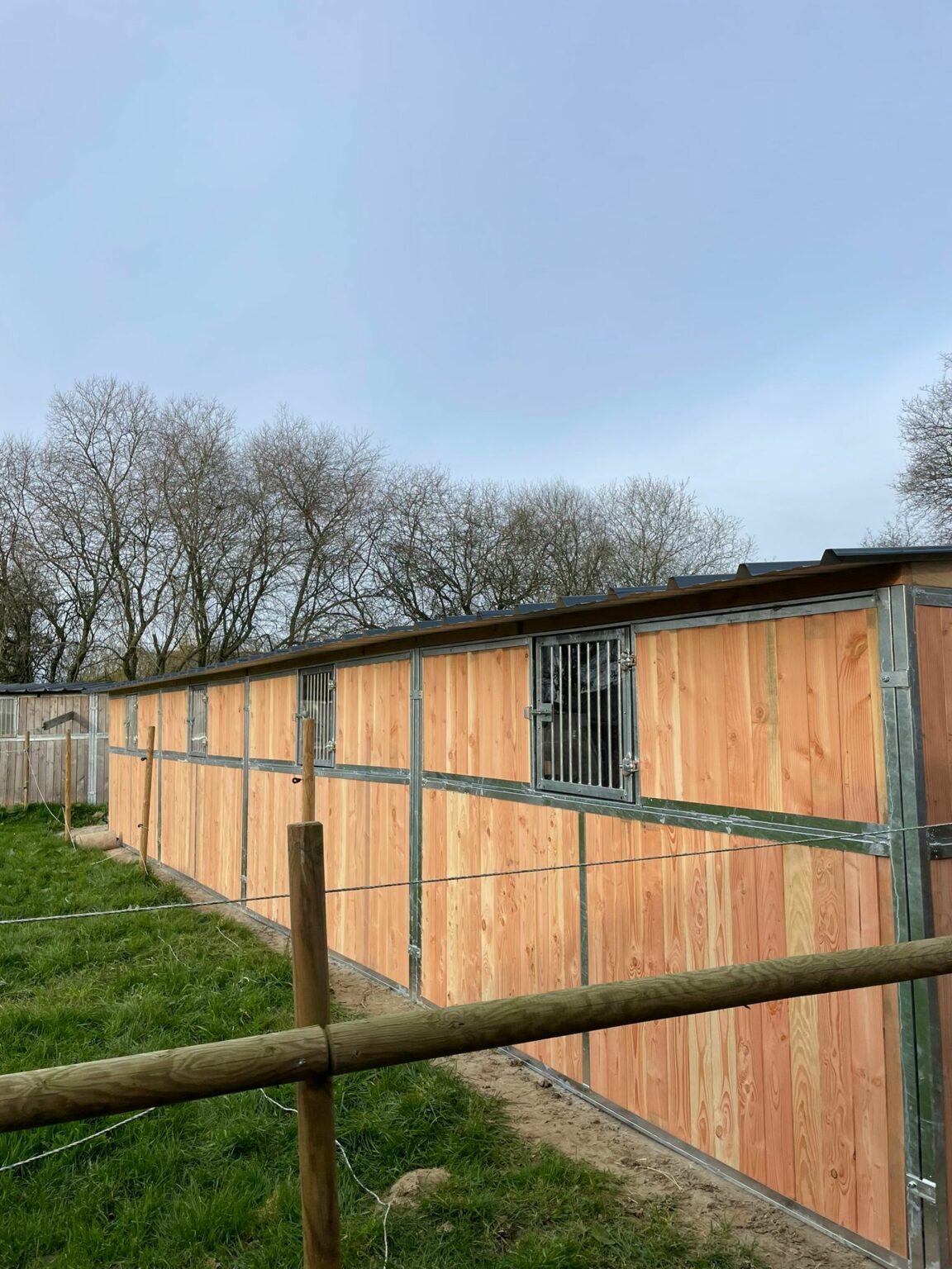 Boxes démontables en bois Douglas: robuste et facile à monter
