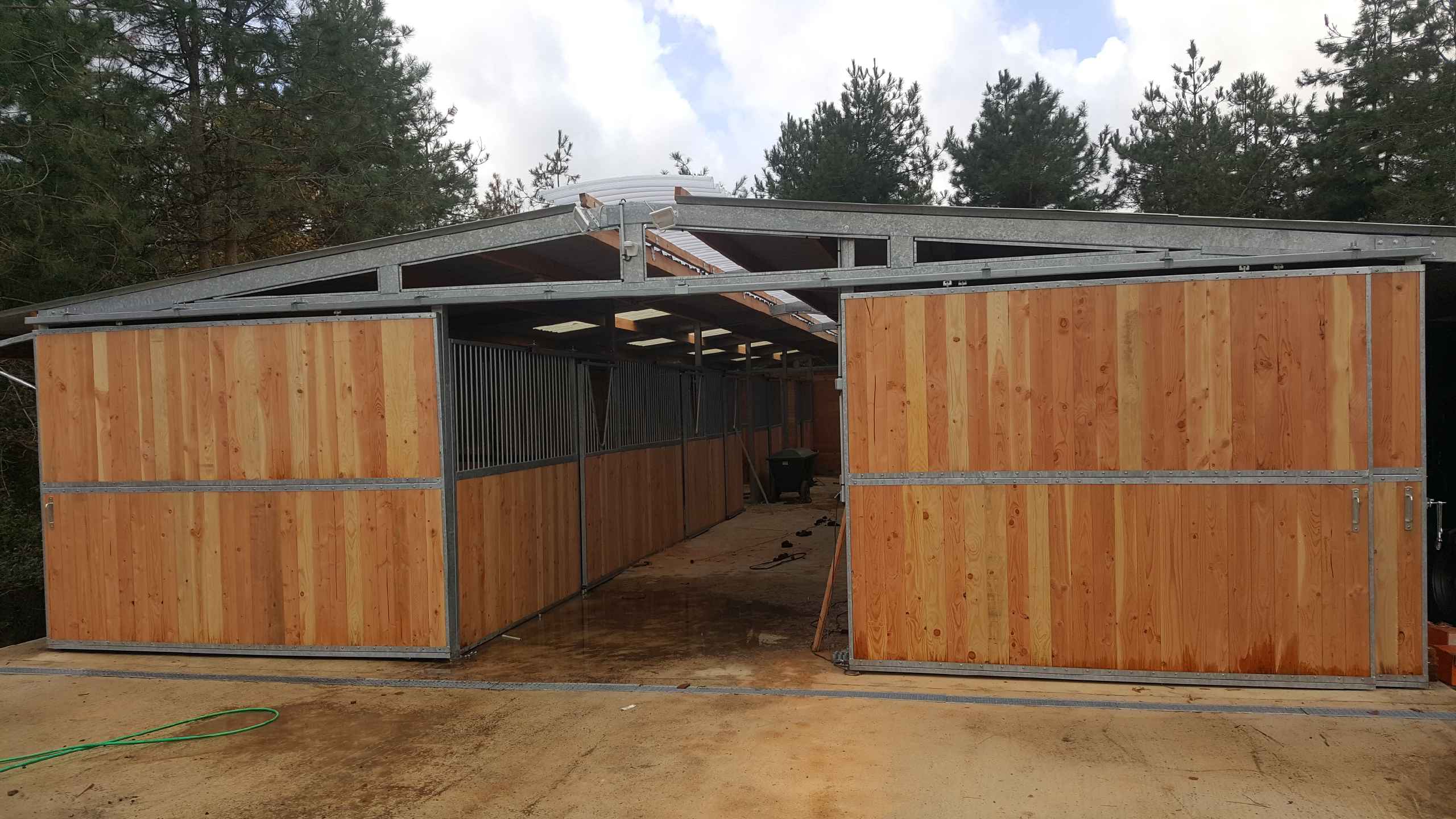 Barns en bois douglas : Conception robuste et modulable